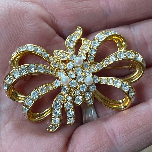 Monet | Jewelry | Vintage Monet Flower Brooch With Rhinestones Pearls ...